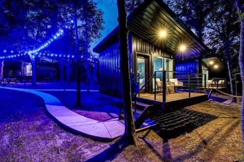 Enchanted Woodland Cabins By The Mountain In Texas With Private Pond And Scenic Trails - Cottonwood Lake, Alvord