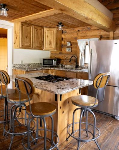 Cozy Mountain Cabin Retreat With Hot Tub, Trails, And Year-round Outdoor Adventure In Alta, Wyoming - Lake Solitude, WY