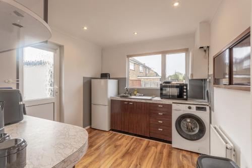 Cosy Home Near Airport Sleeps 6 To 8 With Parking - Southend-on-Sea