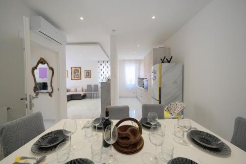 Real Modern Rapallo Retreat 2 Balconies 7-min Walk To Beach Sleeps 6 - Rapallo