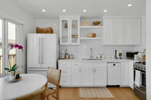 Cozy Coastal Retreat With King Bed & Full Kitchen - Manhattan Beach, CA