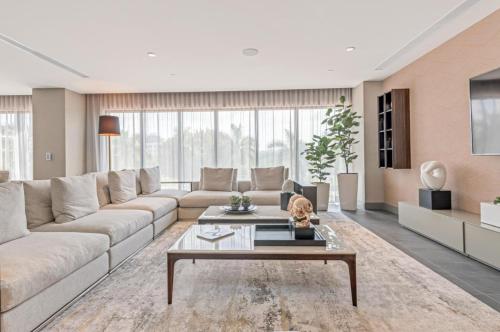 P2004 Penthouse 2br With East Views Balcony A Pool And Gym In Doral - Doral, FL