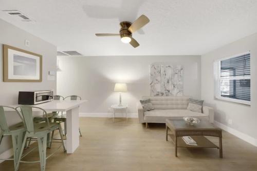Beach Apart By Dream Vacation Unit 2 - Riviera Beach, FL