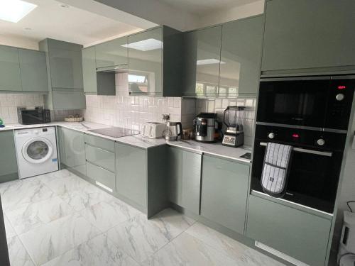 Rooms In Luxury 6 Bedroom House - Chatham
