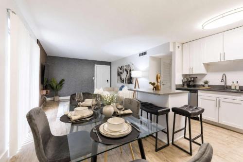 Bright & Modern Tampa Stay 2 King Beds & Pool - Tampa Airport (TPA)
