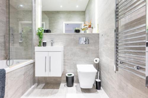 Skyline Luxe Two Bedroom Apartment - St Albans