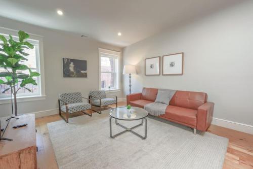 Classic Back Bay 1br On Newbury Street - Boston, MA