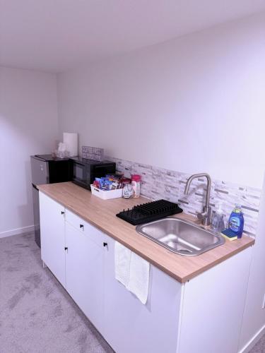Modern Brand New Guest Suite In Wolf Willow - Calgary