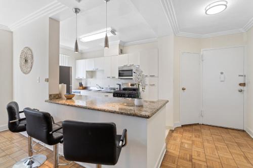 Spacious 2br 2ba Near The Grove W Parking - Los Angeles