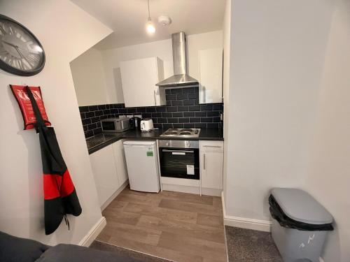 Modern 1-bed Flat With Workspace And Free Parking - Stoke-on-Trent