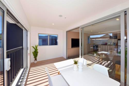 Spacious Bath Street Two Bedroom Retreat - West Coast