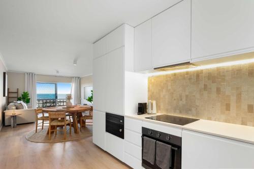 Direct Ocean Front Apartment - Redcliffe