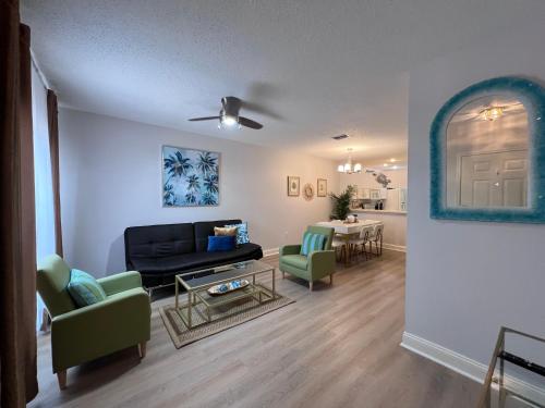Gated Stylish 2br Townhome - King Bed, Pool, Wifi, Wash & Dry, Ac, Private Patio Facing Preserves, F - Wesley Chapel, FL