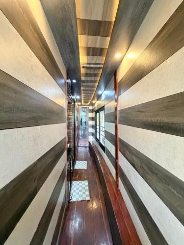Skylark Houseboats - Kumarakom
