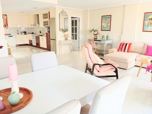 Espectacular Vivienda A Un Minuto Andando De La Playa Y Del Paseo Maritimo En Almeria - Almería