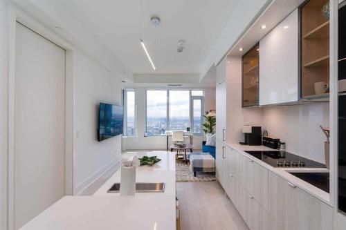 Luxury 1br Plus Den Retreat- Balcony & City Views - Toronto