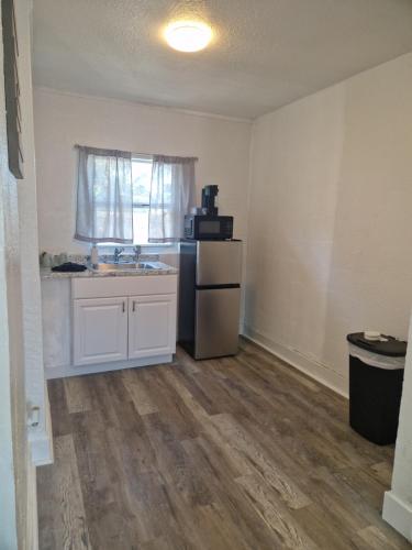Nice 1 Bedroom Apartment In Sunny Days Motel 3 - Tampa, FL