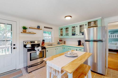Downtown Seaside Serenity Retreat - Cape Cod, MA