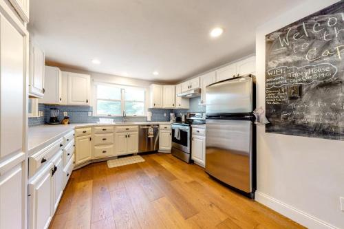 Ferry Harbor Cottage - Falmouth, MA