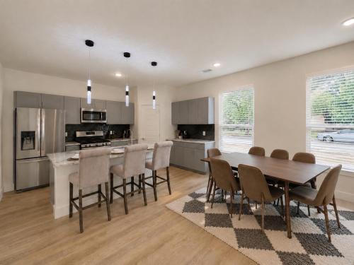 Modern Retreat, Spa, Fun, Deep Ellum, Downtown Dallas - Carrollton, TX