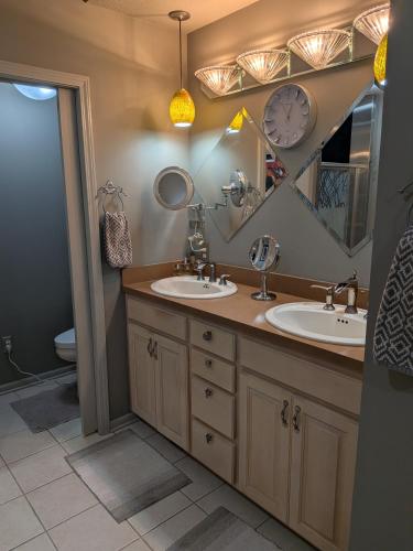 Fifa Basecamp With 2 Kitchens, 5br, 4 Baths - Kansas City, MO