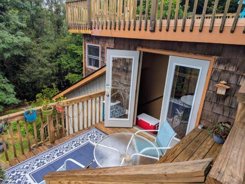 The Birdhouse Sweet Suite! Downtown Roof Top Deck! - Asheville, NC