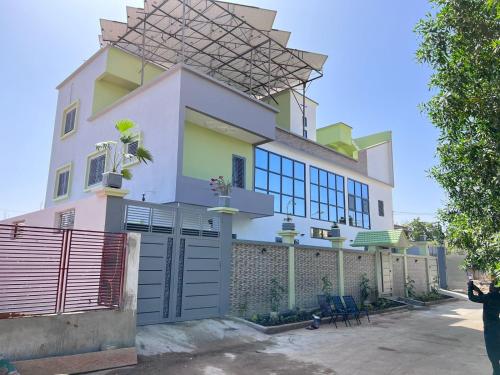 Villa Meublee Autonomie Partielle En Energie Solaire Et En Eau - Bamako