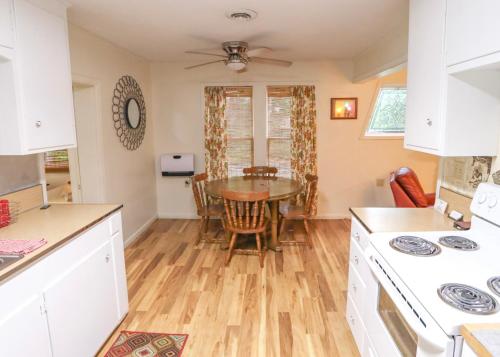 Over The Rainbow Suites - Eureka Springs, AR