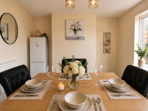 Spacious 3 Bedroom House With Parking, Close To M62 & M606, Sleeps 6, Washer-dryer, Big Fridge, Dini - Bradford