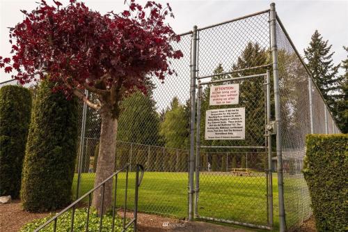 Green & Quiet 3-br With Basketball Court And Pool - Tacoma, WA