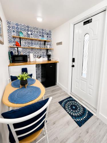 Little Havana Apartment With Patio Free Parking Near Airport - Kendall, FL