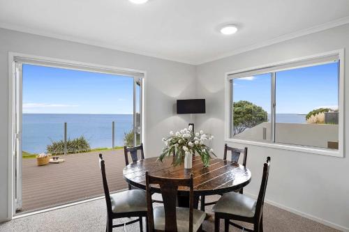 Beachfront Breeze - Sea Views For Days - New Plymouth