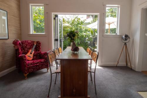 Bungalow Eight - 1930s Charm Near Pukekura Park - New Plymouth