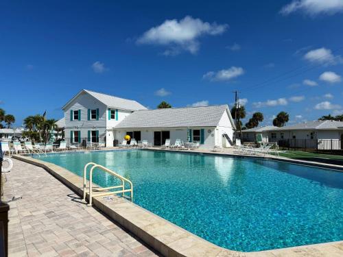 Coastal Chic – Walk To Beach + Pool - Englewood, FL