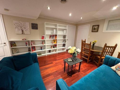 Beautiful House 4 Bedroom 2 Bathroom, Free Parking - Montréal, QC