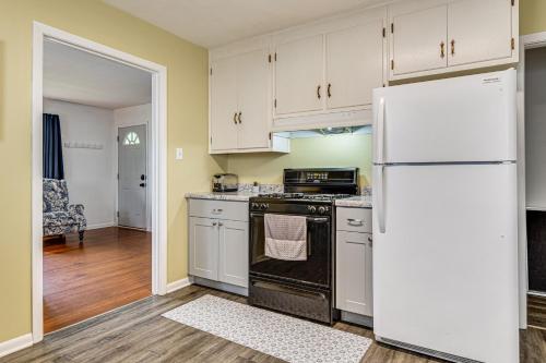 Pets Welcome! Walkable Beech Grove Haven Near Town - Indianapolis, IN