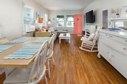 Charming Beach Bungalow - Long Beach, CA