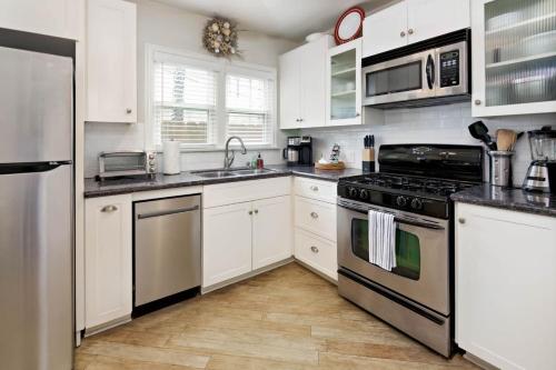 Cozy Beach Bungalow - Seal Beach, CA