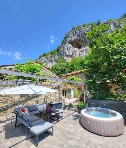 Under The Rock-jacuzzi-400y Stone Property - Osp