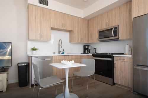Hollywood Prime Location Apartment - Free Parking - West Hollywood, CA