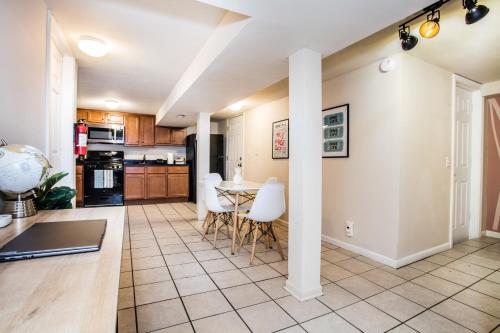 Walk To Train L Near Attractions And Ord L Free Parking L Patio - Evanston, IL