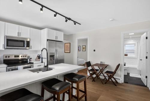 Federal Hill Pride 1 - Ground-floor Flat - Cranston, RI