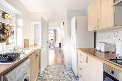 2 Bedroom House With Free Parking - Manchester
