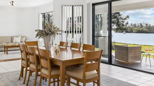Taroona - Majestic Waterfront Holiday House In Yamba - Holiday Yamba - Yamba