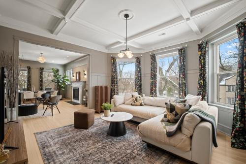 Elegant And Chic 2bed 2bath Steps From The Lake - Loyola - Chicago