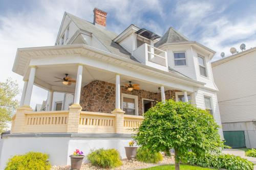 The Cove-bed And Breakfast Style Unit With 3 Bedrooms And Free Parking - Clifton, NJ