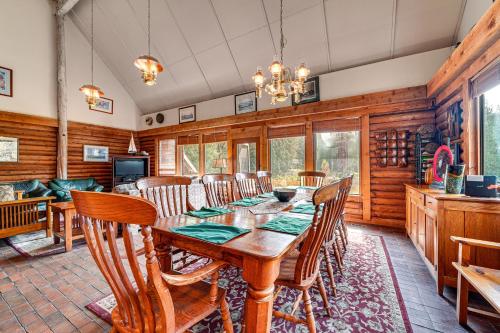 Gig Harbor Log Estate W/ Classic Cars & Game Room! - Tacoma, WA