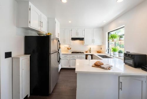 The Heart Of Weho - Sleek Urban Stay Near Iconic Nightlife - West Hollywood, CA