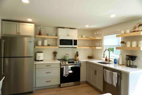 Half Mile To Beach, Family & Pet Friendly - Newport, RI