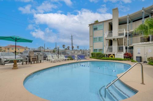 Steps To Sand: Beachfront Spi Condo W/ Balcony - South Padre Island, TX